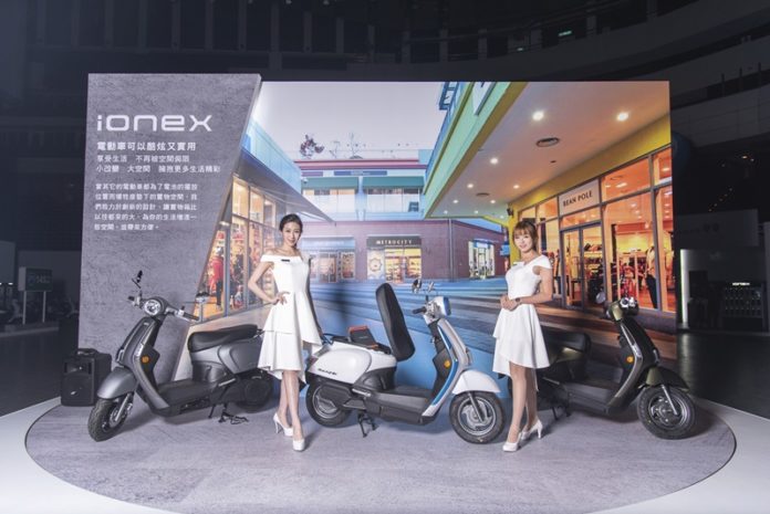 ionex สกู๊ตเตอร์ไฟฟ้าจากไต้หวัน โมเดลแรกของโลกที่ยกแบตออกมาชาร์จได้ทุก ...