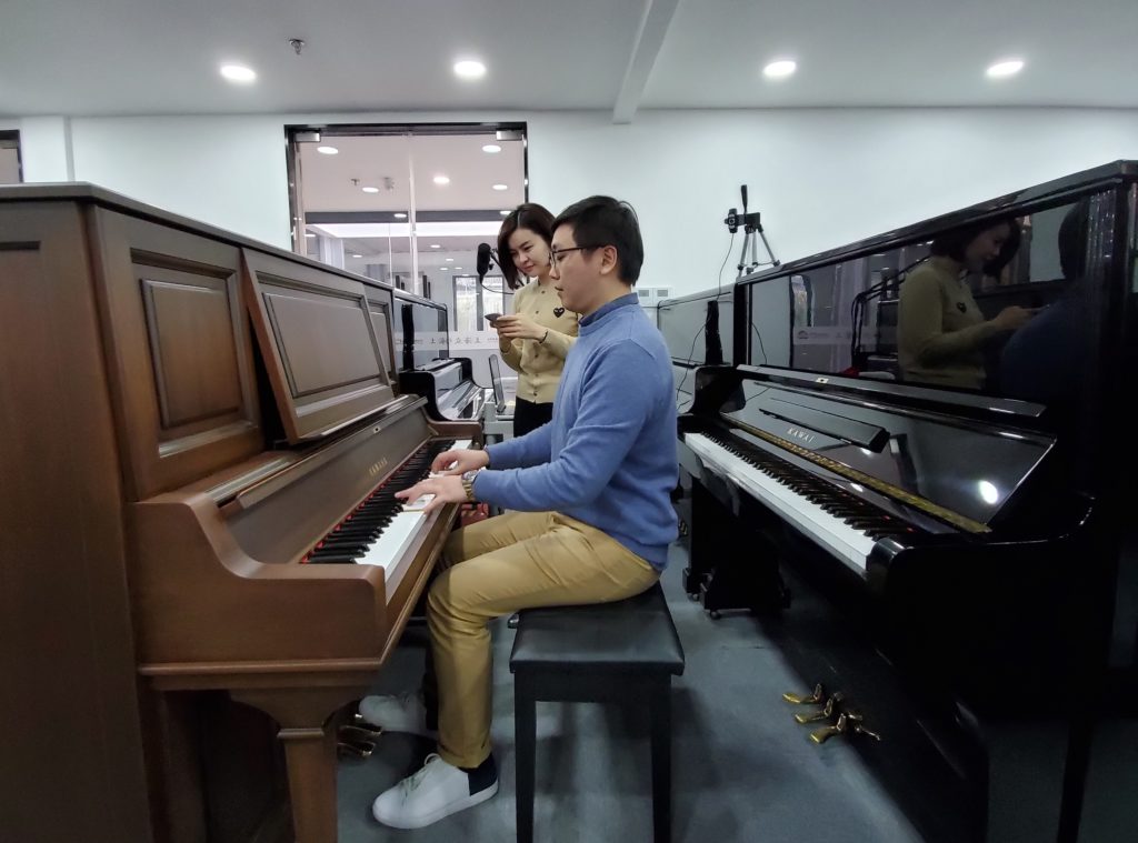 Pianist-livestreamer-streams-from-music-shop-in-shanghai - Brand Buffet
