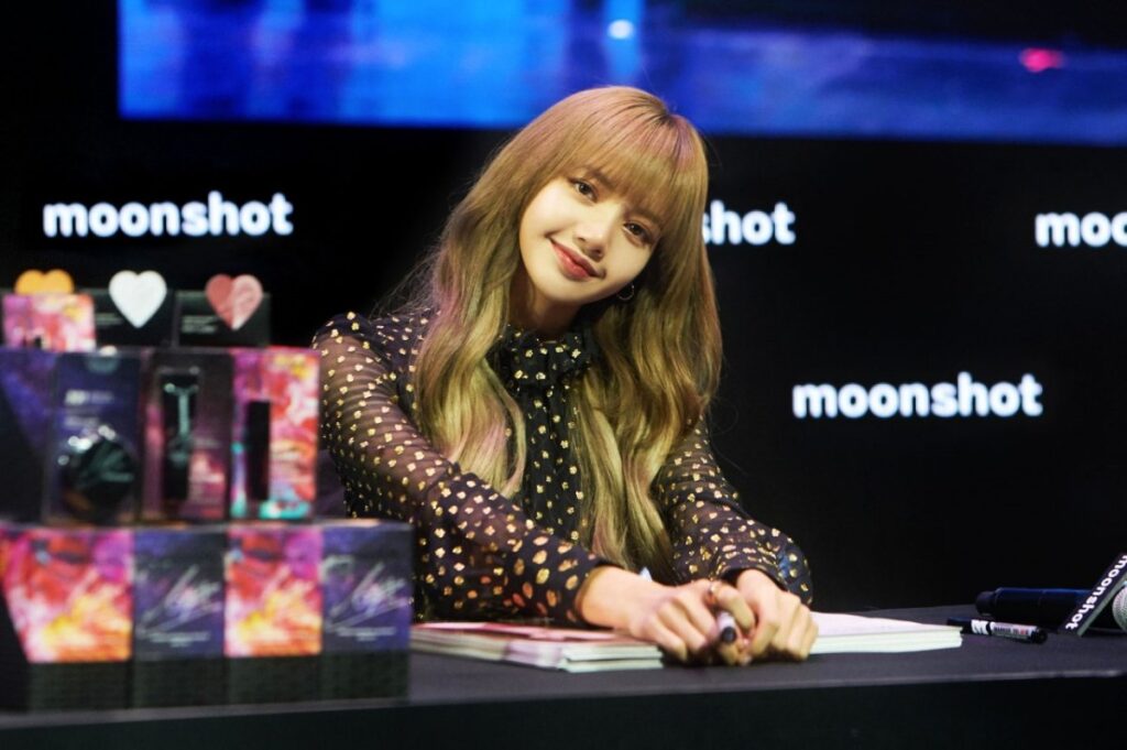 แฟนๆฟิน ลิซ่าแจกรอยยิ้มเต็มที่ตลอดงาน “moonshot x LISA FAN MEETING IN ...