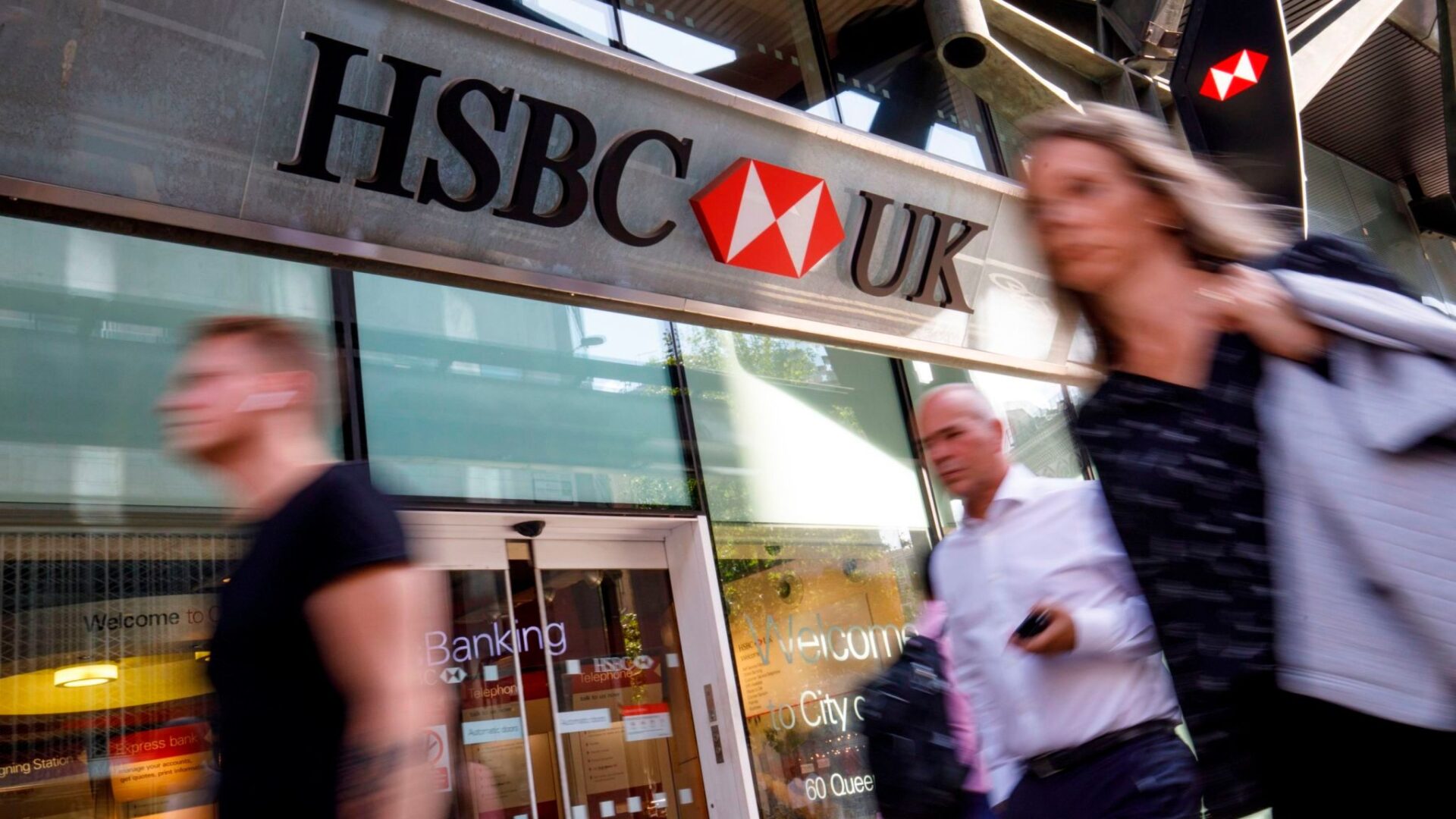 HSBC ยุบชั้นผู้บริหาร ให้มานั่ง Hot Desk ชี้เป็น “waste of real estate ...