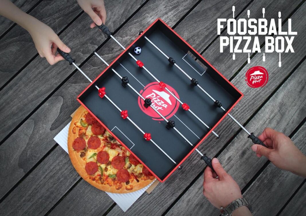 Foosball Pizza Box เมื่อ Pizza Hut ขอแปลงกล่องพิซซ่าเป็นสนามฟุตบอลเอาใจแฟน