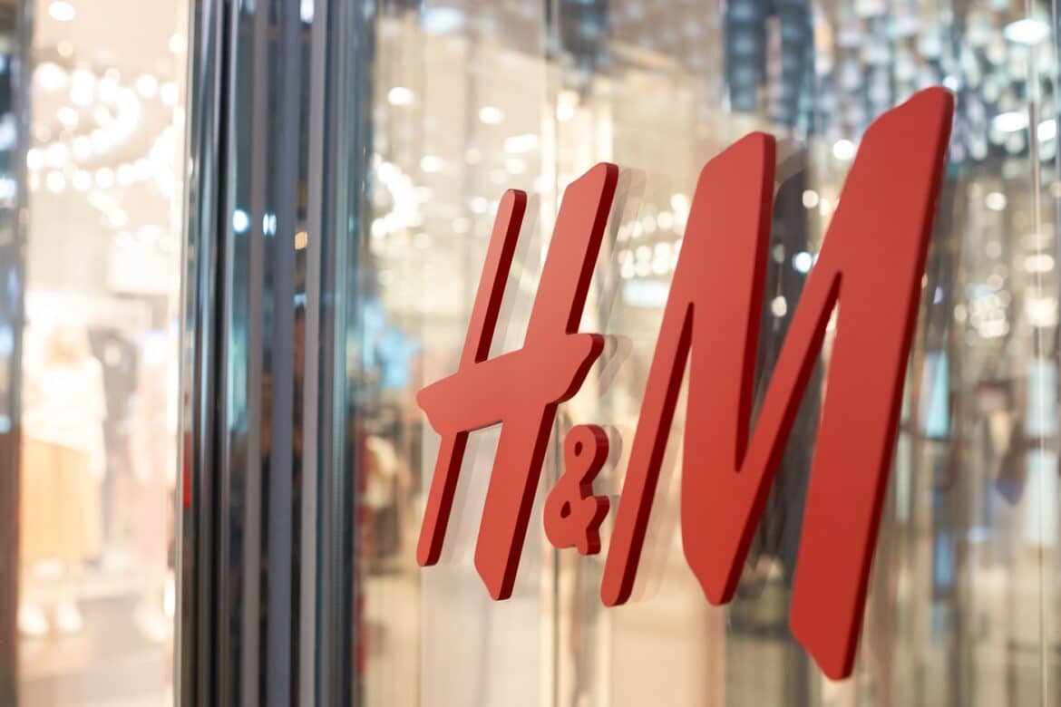 ลดต้นทุนอีกหนึ่ง "H&M" ประกาศเลย์ออฟพนักงาน 1,500 ตำแหน่ง - Brand Buffet